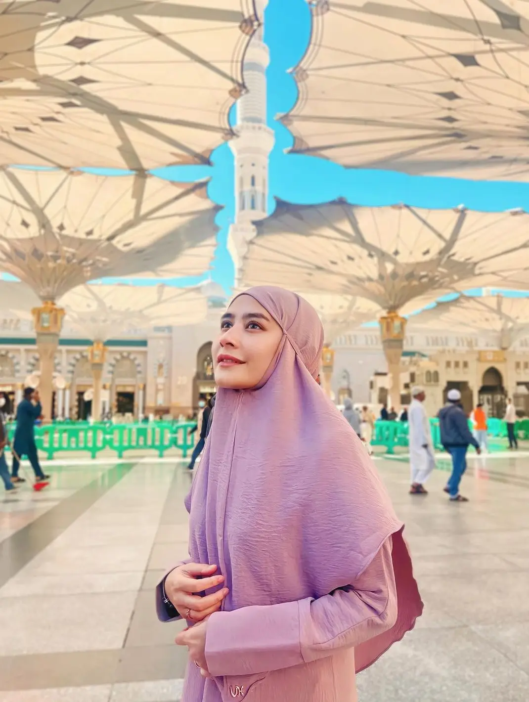 6 Potret Prilly Latuconsina Jalani Ibadah Umrah, Memesona dengan ...