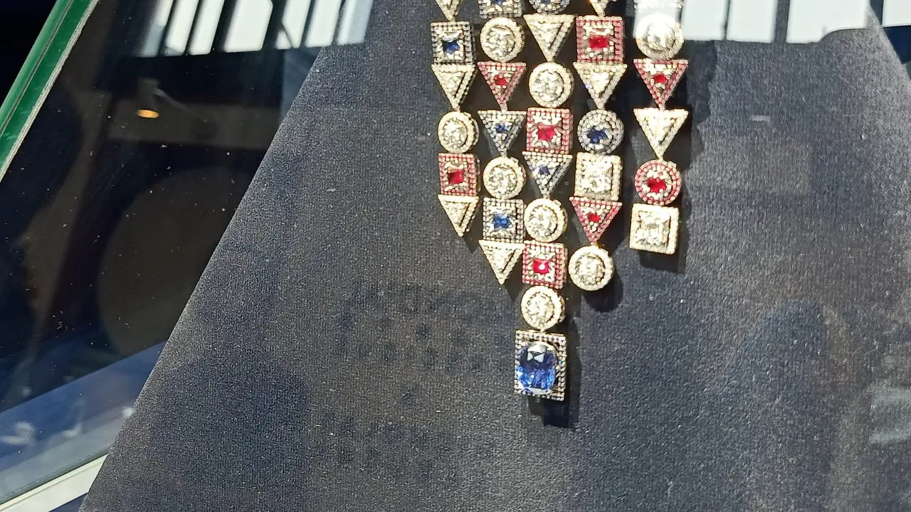 Nicholas Saputra Perdana Jadi Desainer Perhiasan, Rancang Bros Pria ...