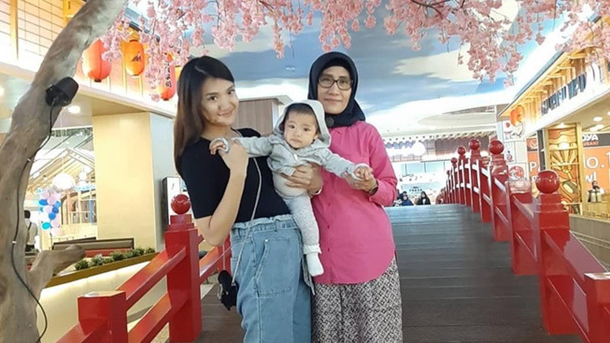 Jadi Cucu Kesayangan, Ini 6 Momen Alea Anak Raditya Dika Bareng ...