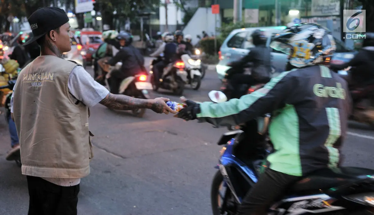 FOTO: Salut, Anak Punk Bekasi Berbagi Takjil Selama Ramadan - Foto ...
