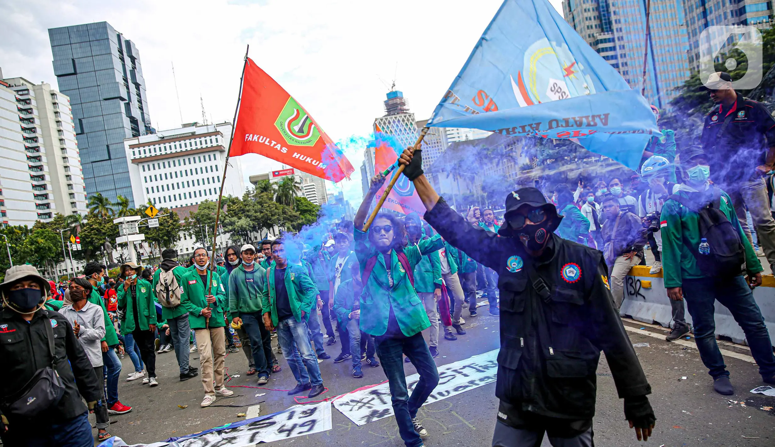 FOTO: Asap Suar Warnai Unjuk Rasa Buruh Tolak UU Cipta Kerja - Foto ...