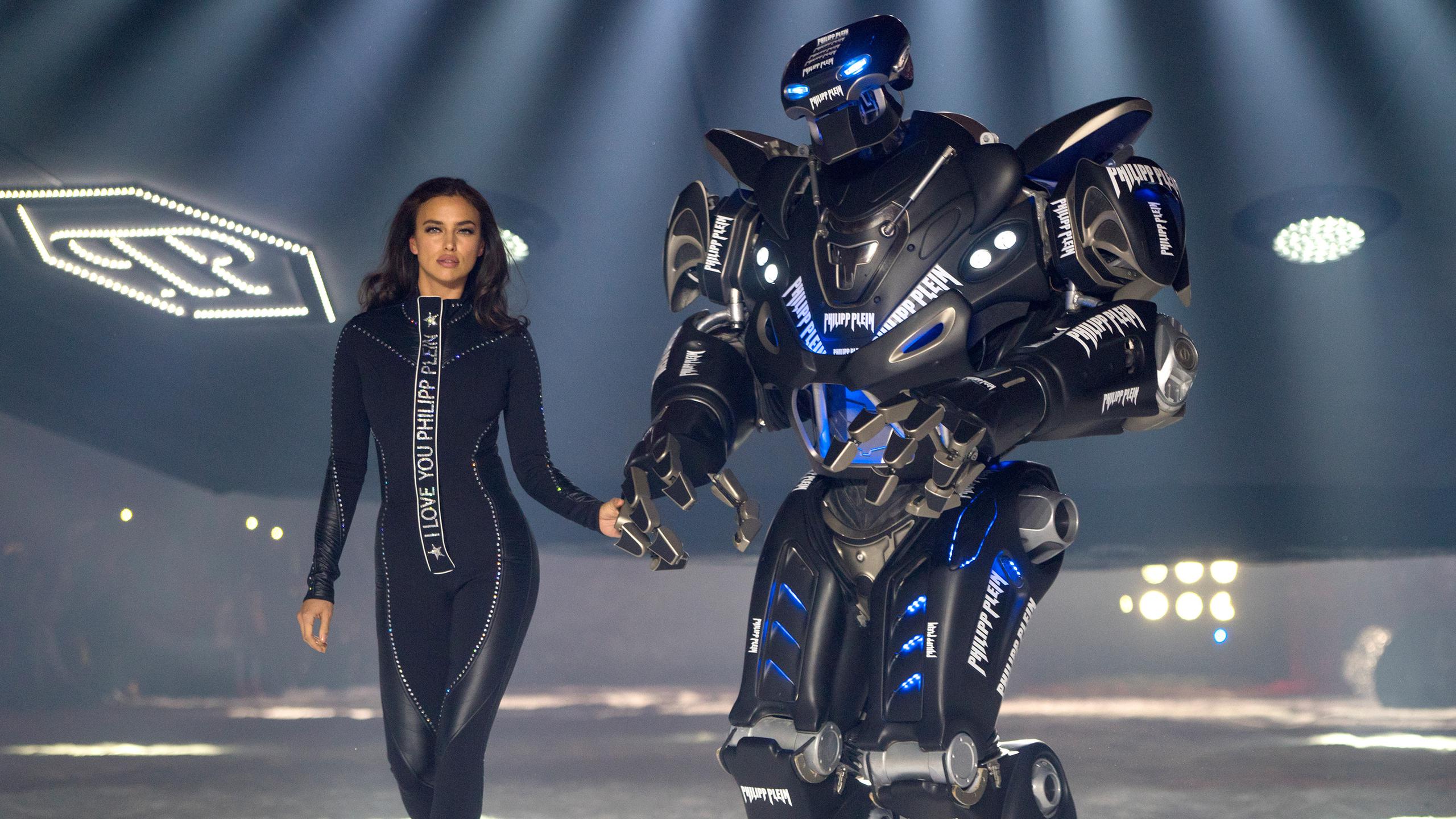Robot AI Melenggang di Catwalk, Tampil Bersama Model Manusia