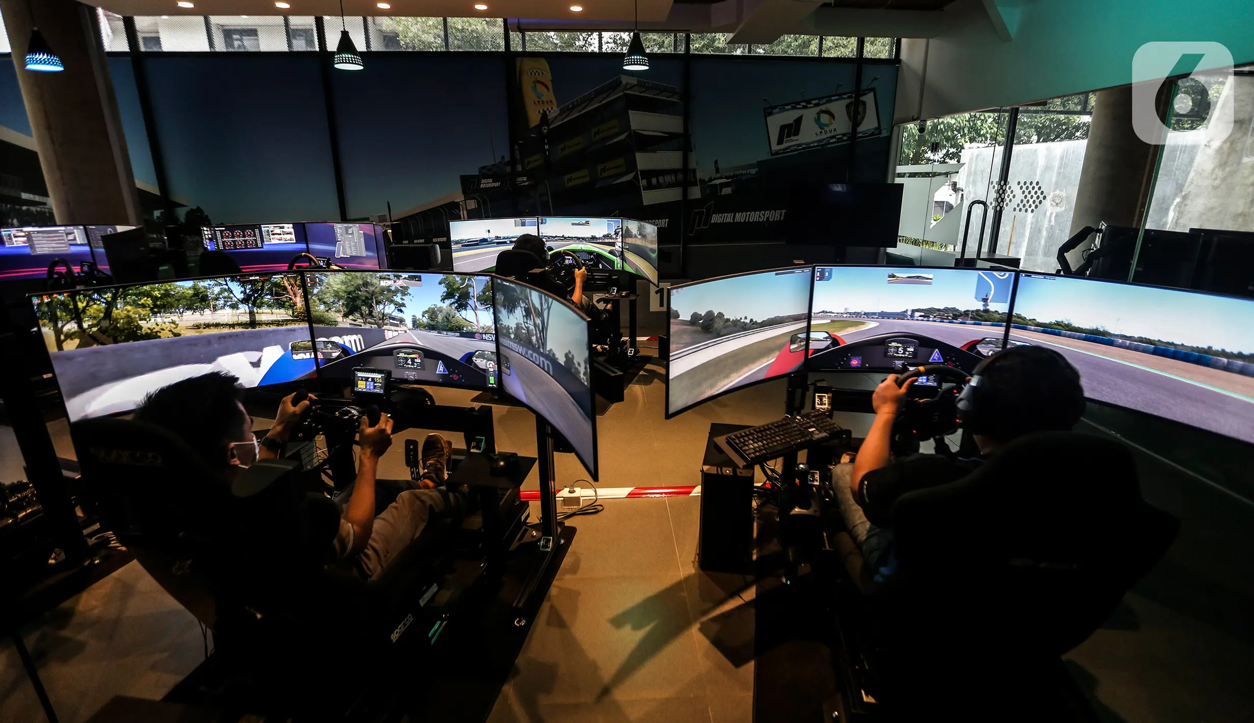 FOTO: Sensasi Balapan Mobil dengan Simulator - Foto Liputan6.com