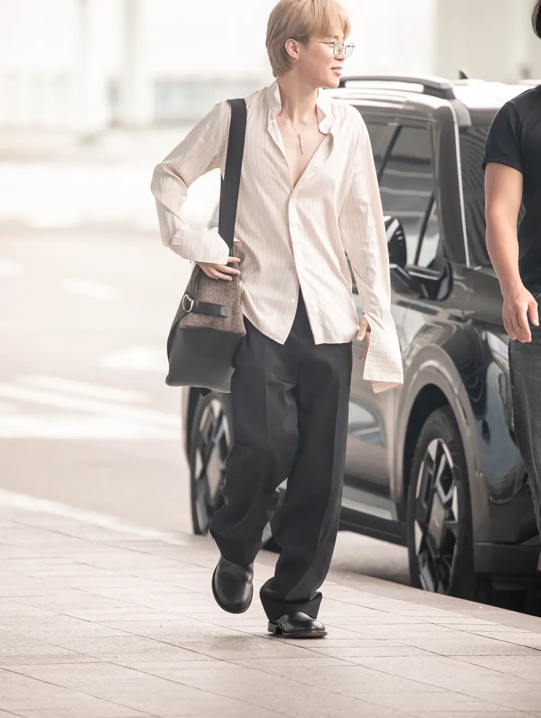 Airport Look Jimin BTS yang Bakal Hadiri Paris Fashion Week dengan Tas ...