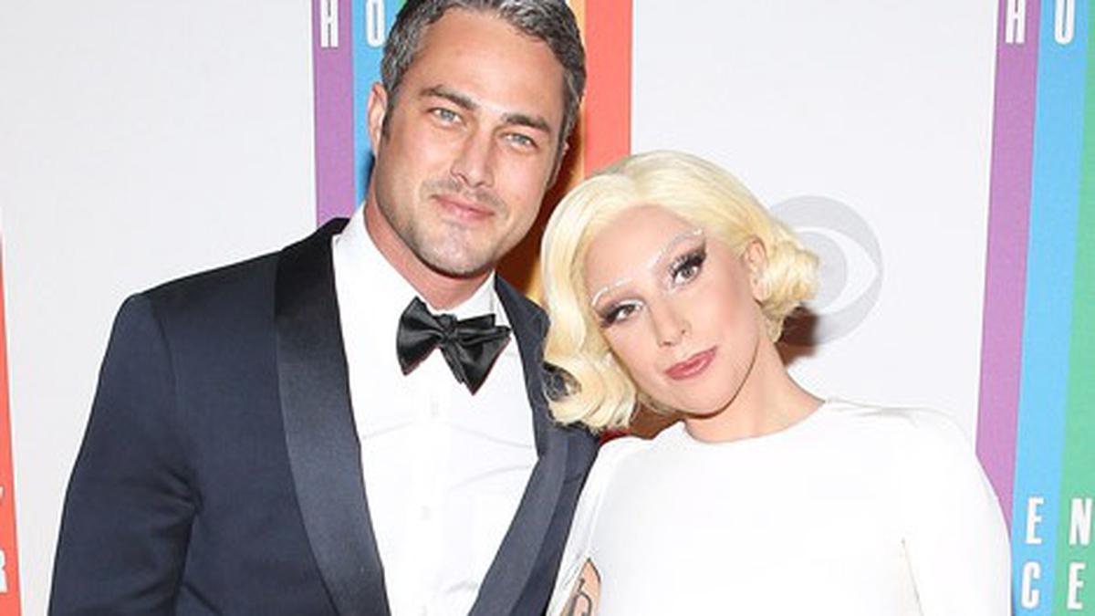 Lady Gaga Titip Pesan Cinta di Red Carpet Oscar 2015 - ShowBiz Liputan6.com
