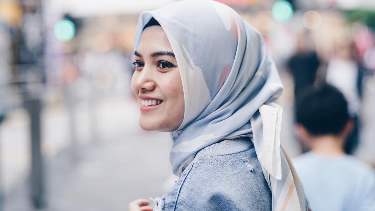 8 Tampilan Herfiza, Istri Ricky Harun yang Bikin Hati Adem Berbalut ...