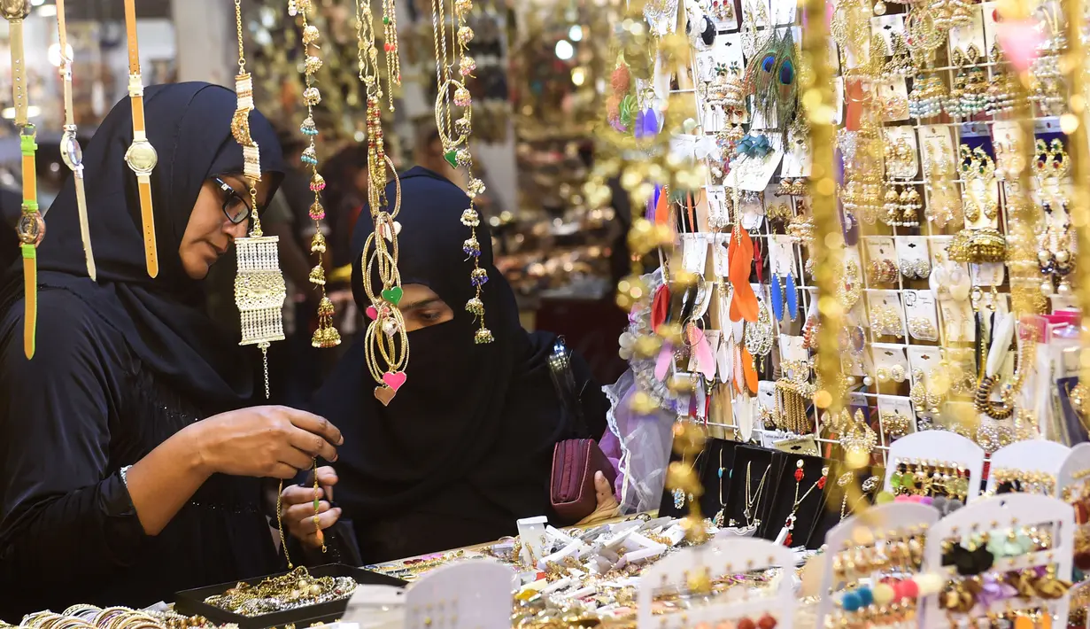 FOTO: Perempuan Pakistan Ramai-Ramai Berburu Perhiasan untuk Lebaran ...