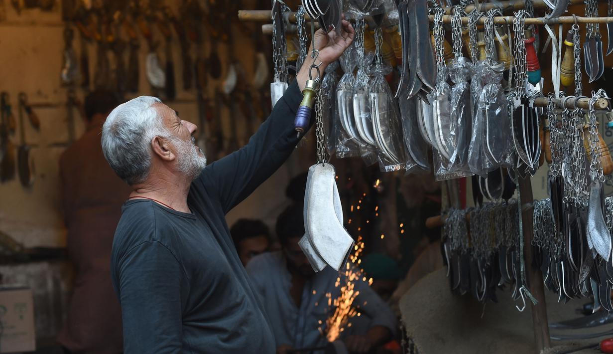 FOTO: Wujud Pisau Umat Syiah untuk Ritual Melukai Diri - Foto Liputan6.com