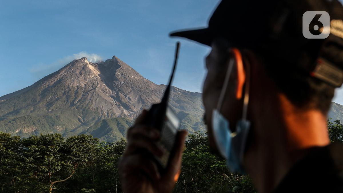 Gunung Merapi Mengeluarkan 17 Kali Guguran Lava ke Arah Kali Bebeng