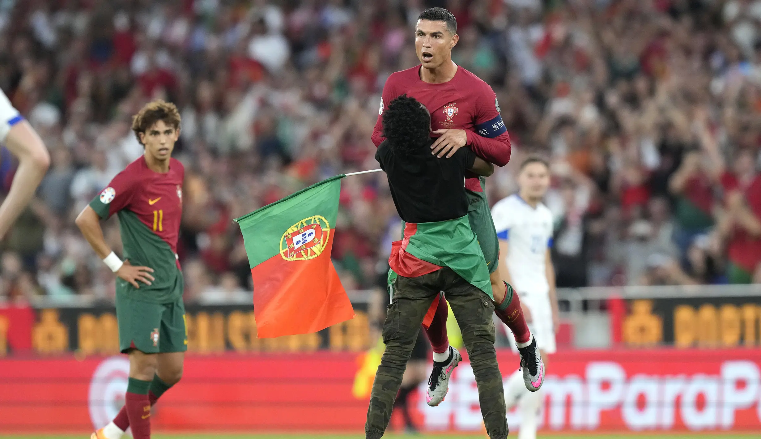 Foto: Momen Penyusup Lapangan di Laga Portugal Kontra Bosnia pada ...