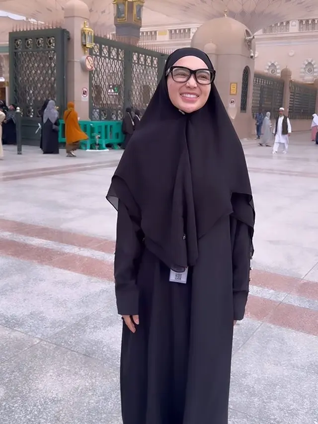 Potret Wika Salim Berhijab Saat Umrah Bersama Keluarga, Auranya Adem ...