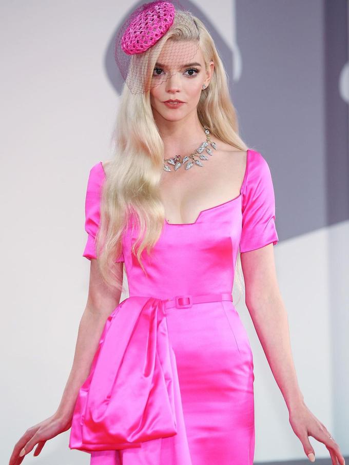 Lihat 3 Gaya Barbie Anya Taylor-Joy Masuk jadi 3 Dress Terbaik Festival Film Venice - Fashion ...