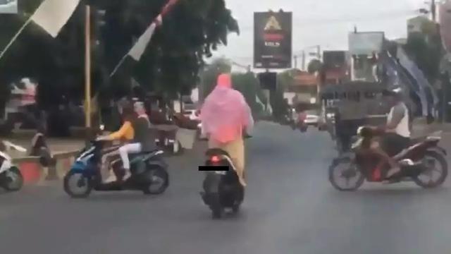 6 Tingkah Nyeleneh Emak-Emak Naik Motor, Bukti Ratu Jalanan - Hot Liputan6.com