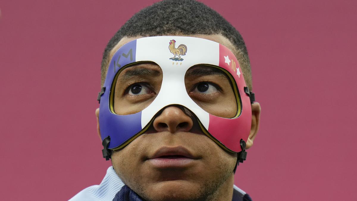 Kylian Mbappe Pamer Masker Pelindung Baru Saat Latihan Timnas Prancis ...