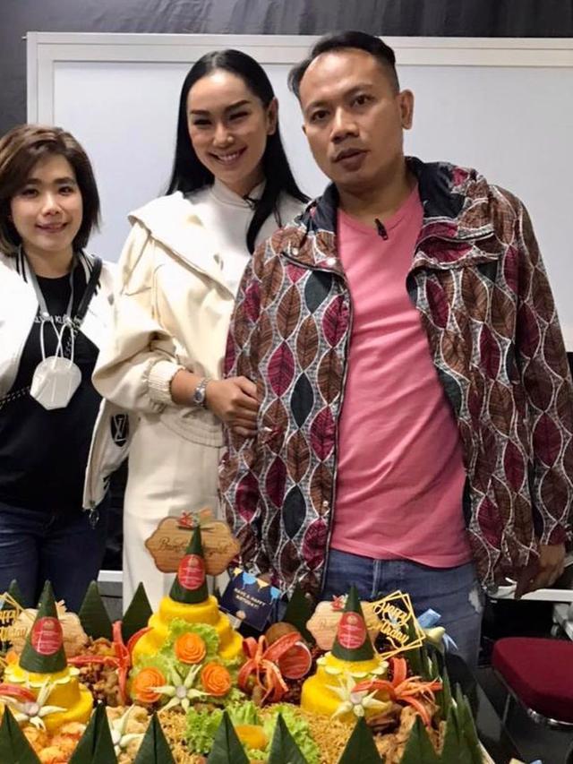 6 Momen Ulang Tahun Vicky Prasetyo yang Ke-37 Tahun, Dirayakan Dengan Potong Tumpeng - Hot ...