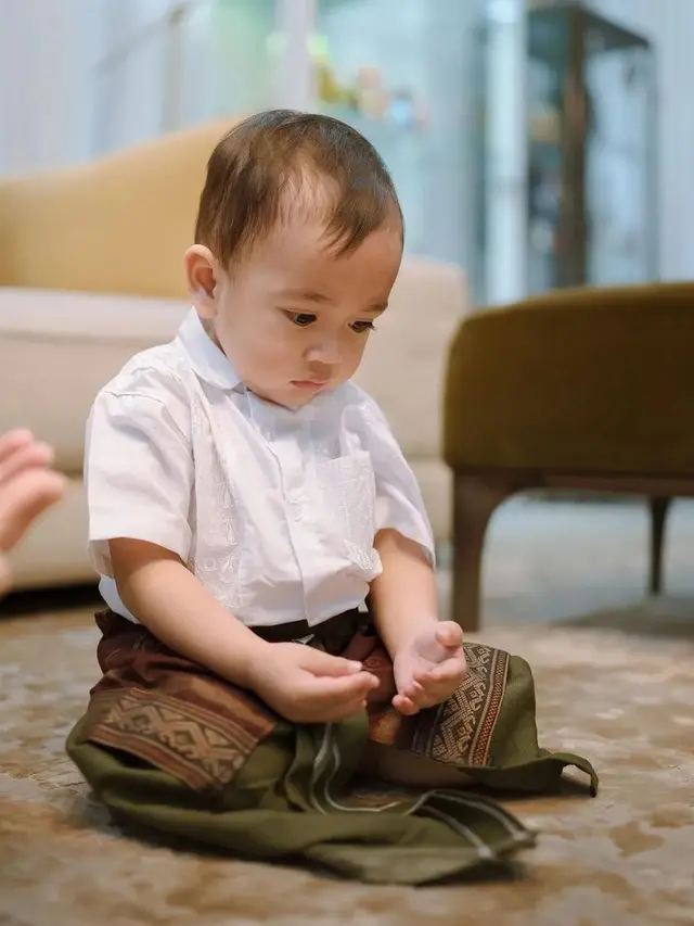 Rayyanza alias Cipung Putra Nagita Slavina dan Raffi Ahmad Kenakan Sarung Sambil Berdoa ...