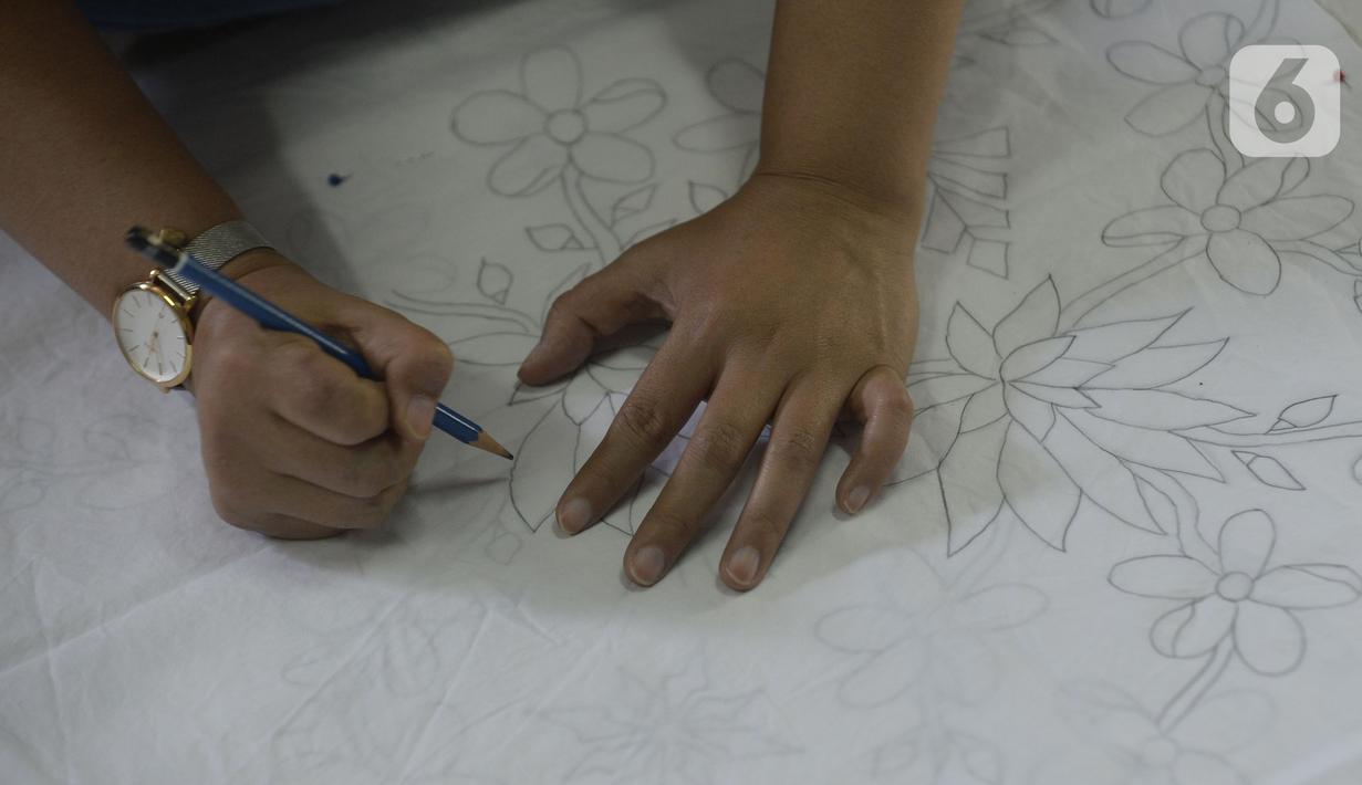 FOTO: Mengintip Proses Pembuatan Batik Kembang Mayang - Foto Liputan6.com