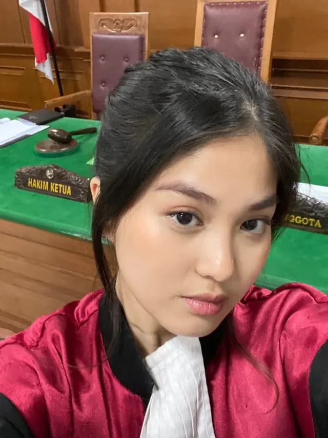 Latihan Sidang, Penyanyi Andrea Tanzil Kenakan Jubah Hakim - ShowBiz ...