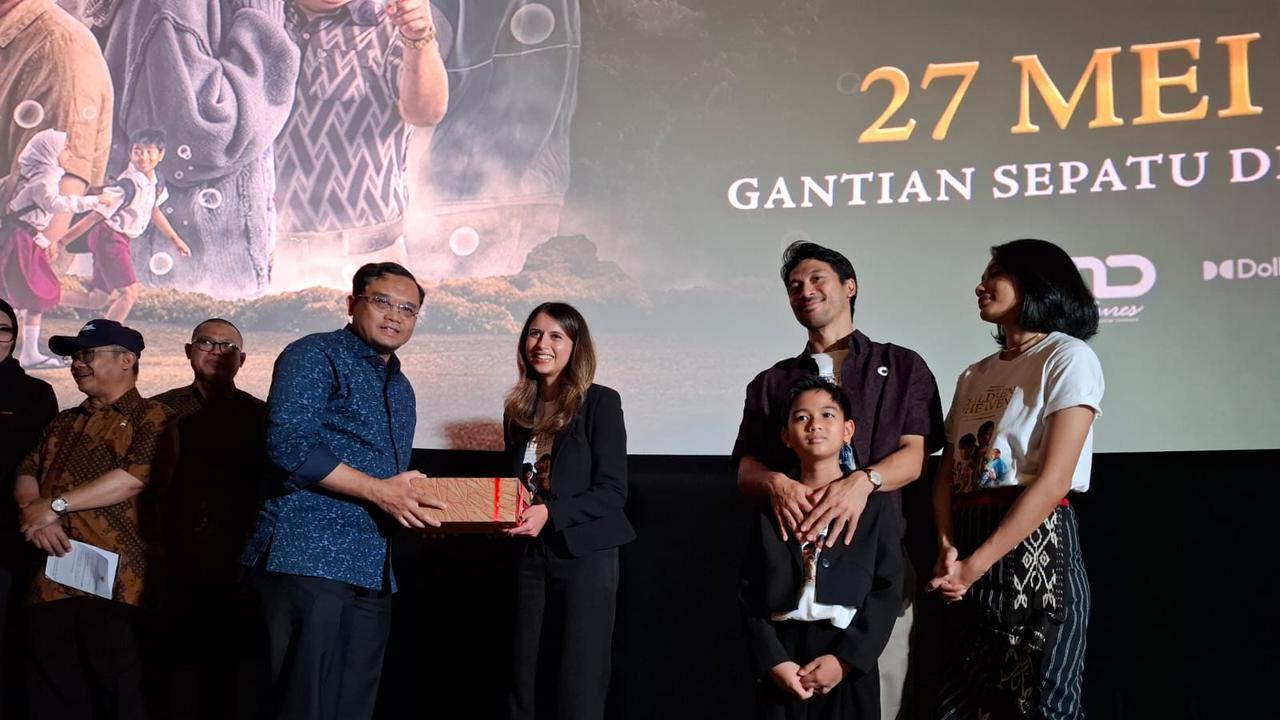 Film Children of Heaven Sumbang 500 Sepatu untuk Aceh, Menteri Abdul Mu ...