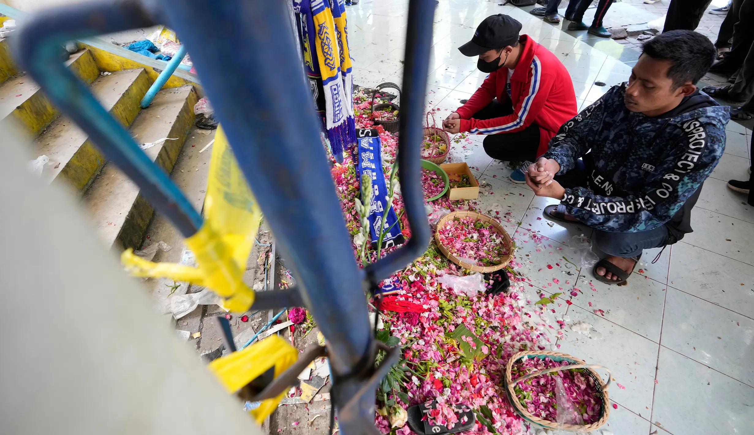 Bunga dan Doa untuk Korban Tragedi Kanjuruhan - Foto Liputan6.com