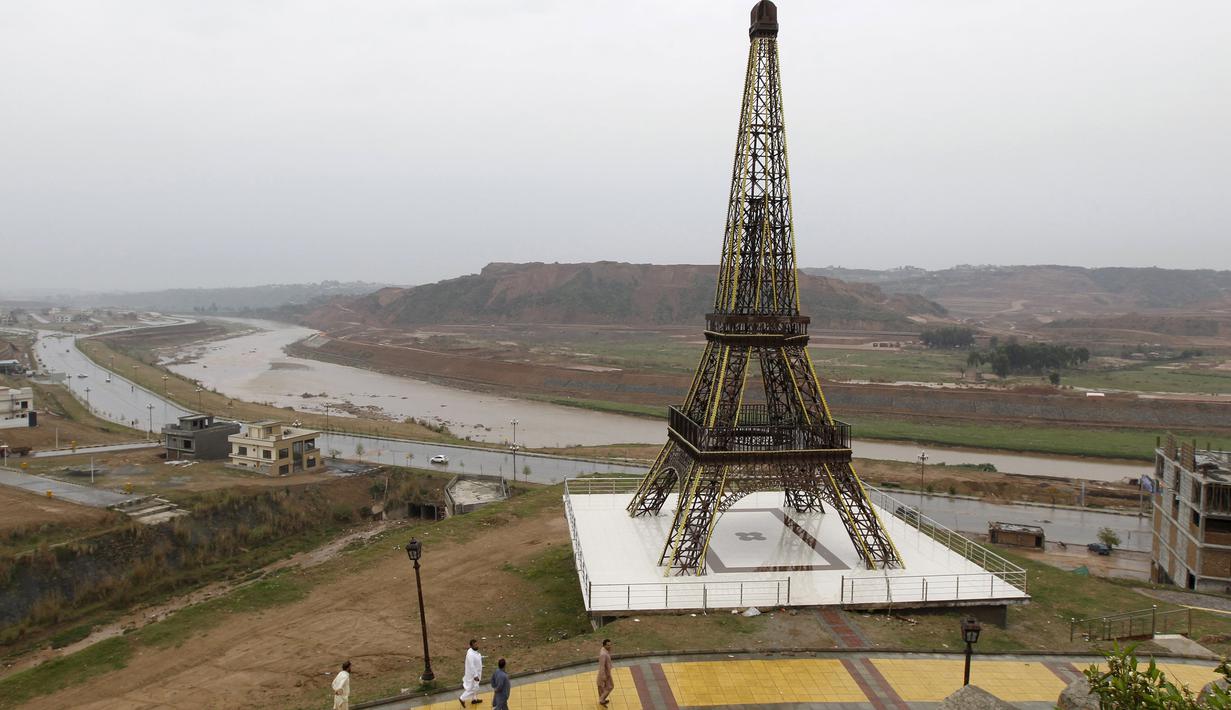 Memandangi Kembaran Menara Eiffel di Pakistan - Foto Liputan6.com