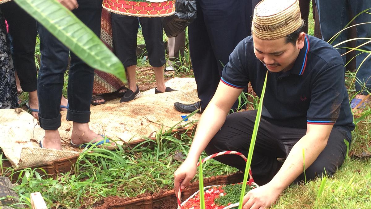Tangis Indra Bekti Pecah di Depan Pusara Sang Anak - Entertainment ...