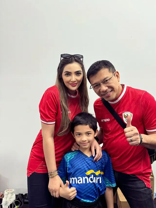 6 Potret Arsya Hermansyah Jadi Pendamping Garuda, Digandeng Nathan Tjoe ...