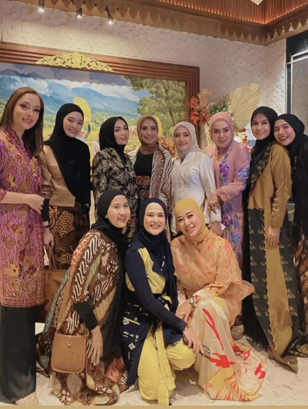 8 Adu Gaya Seleb Kenakan Kebaya & Wastra di Pesta Ultah Marissya Icha, Rebecca Klopper Pakai ...