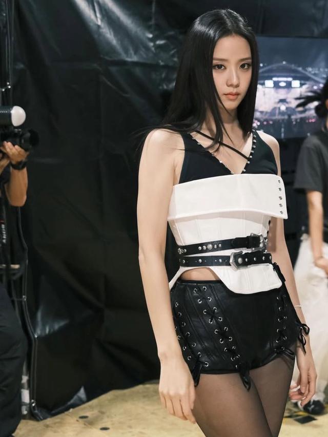 Jisoo BLACKPINK Bawa Oleh-Oleh Gantungan Tas Pikachu Batik dari Indonesia