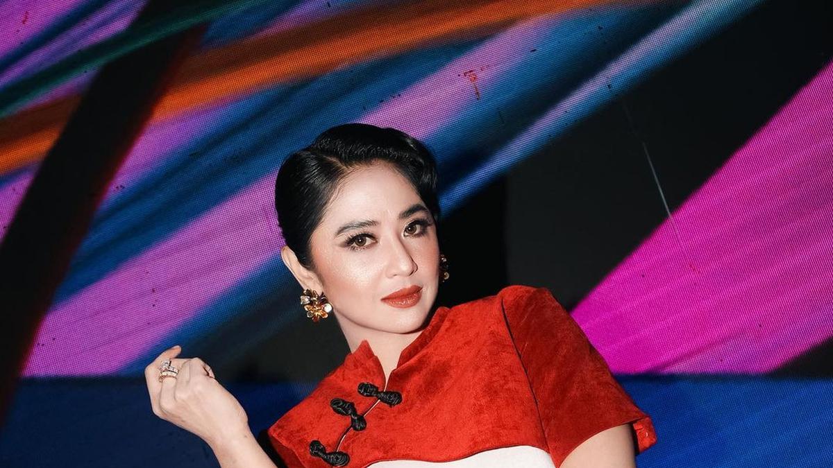 7 Potret Dewi Perssik Liburan di Bali, Ikut Jalani Ritual Melukat - Hot Liputan6.com