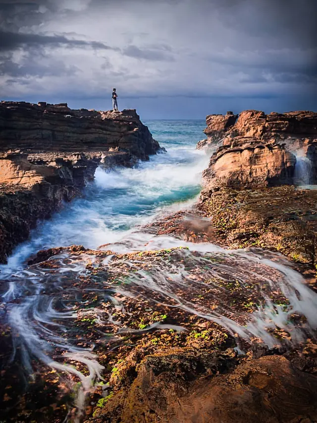 Uniknya Fenomena Air Terjun Dadakan di Pantai Karang Taraje Sawarna ...