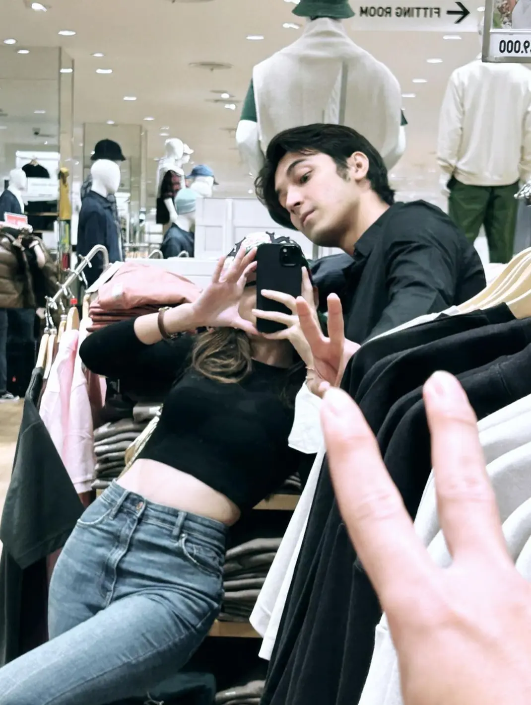 6 Potret Gaya Serasi Sandrinna Michelle dan Junior Roberts yang Kini Go ...