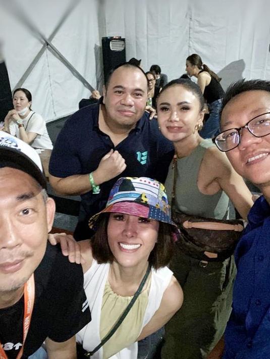 Potret Yuni Shara Nonton Konser Bareng Dua Putranya, Bak Kakak Adik - Foto Liputan6.com