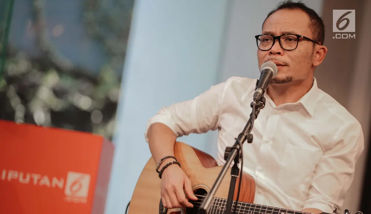 FOTO: Aksi Menaker Hanif Dhakiri Hibur Karyawan KLY - Foto Liputan6.com