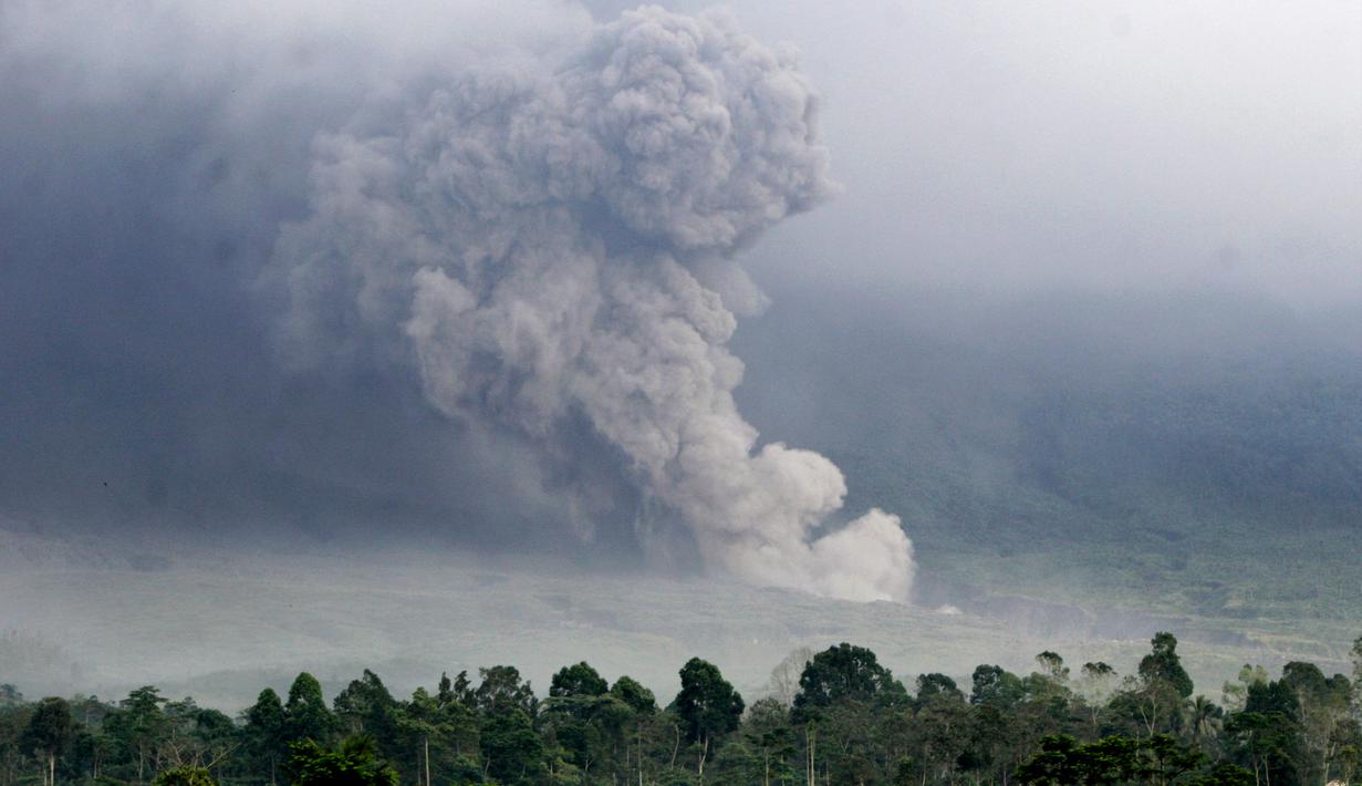 Gunung Semeru Erupsi, Muntahkan Abu Vulkanik Setinggi 1.500 Meter - Foto Liputan6.com