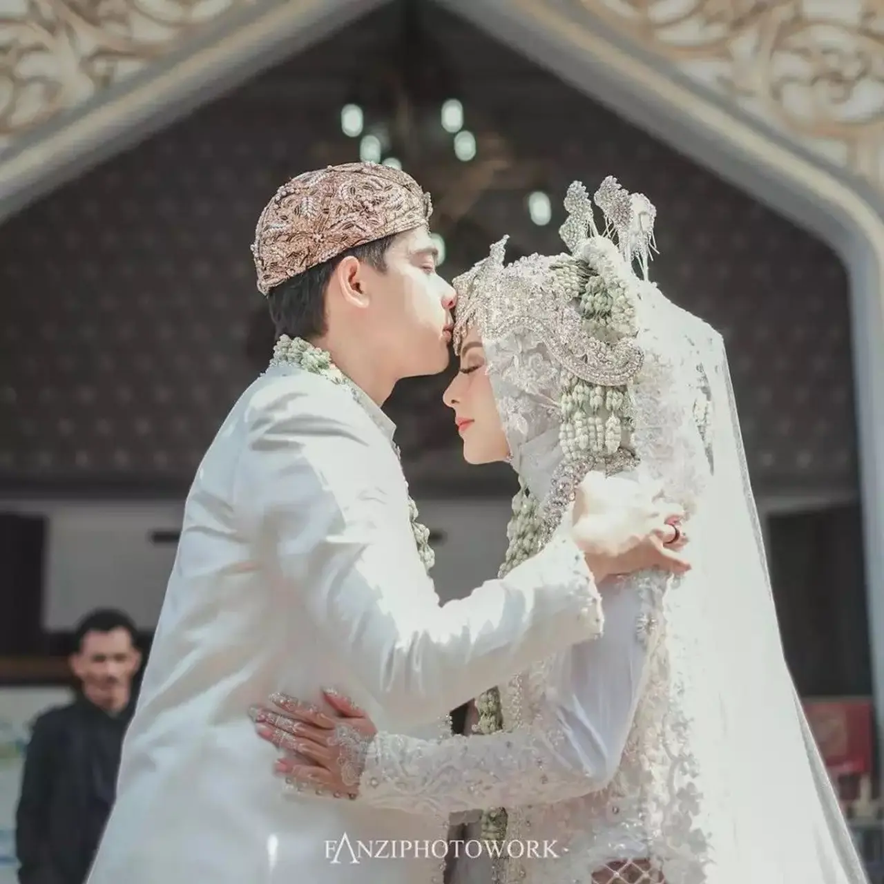 Resmi Cerai, 7 Potret Kenangan Thya Sethya Eks Gadis MMA dan Suami - Hot Liputan6.com