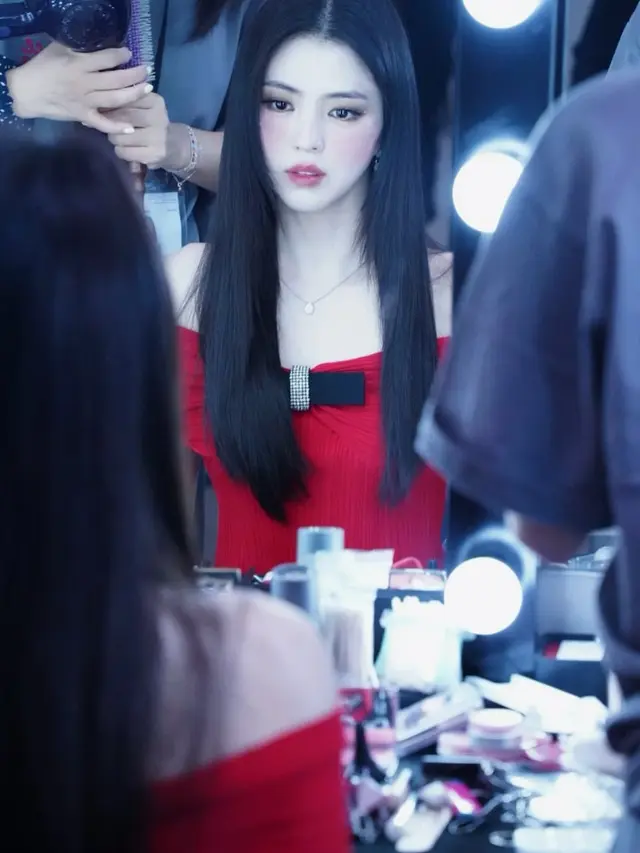Han So Hee Tampil bak Peri dengan Gaun Transparan dan Lipstik Merah