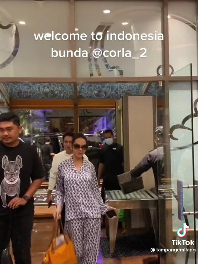 6 Potret Detik-Detik Kedatangan Bunda Corla di Indonesia, Gelar Jumpa ...