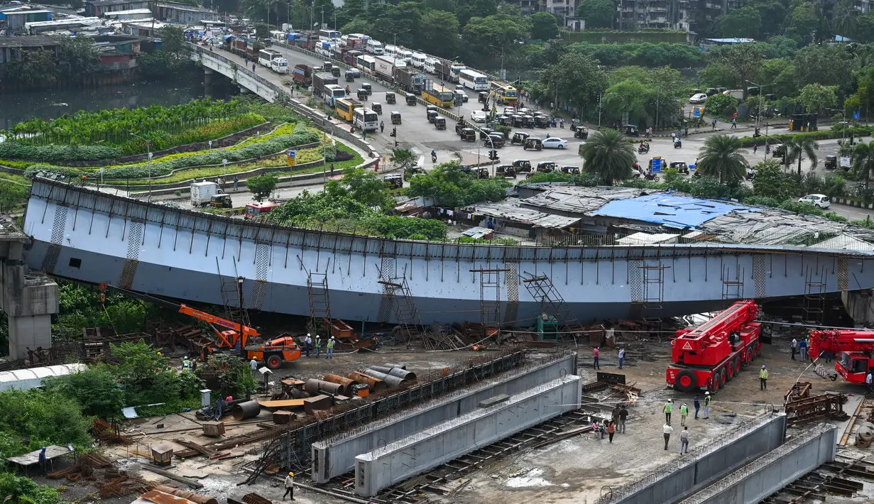 FOTO: Jembatan yang Sedang Dibangun Runtuh di Mumbai - Foto Liputan6.com