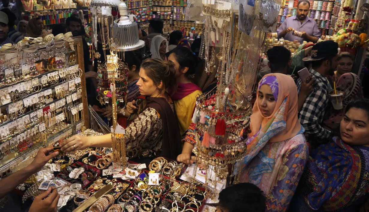 FOTO: Perempuan Pakistan Ramai-Ramai Berburu Perhiasan untuk Lebaran ...