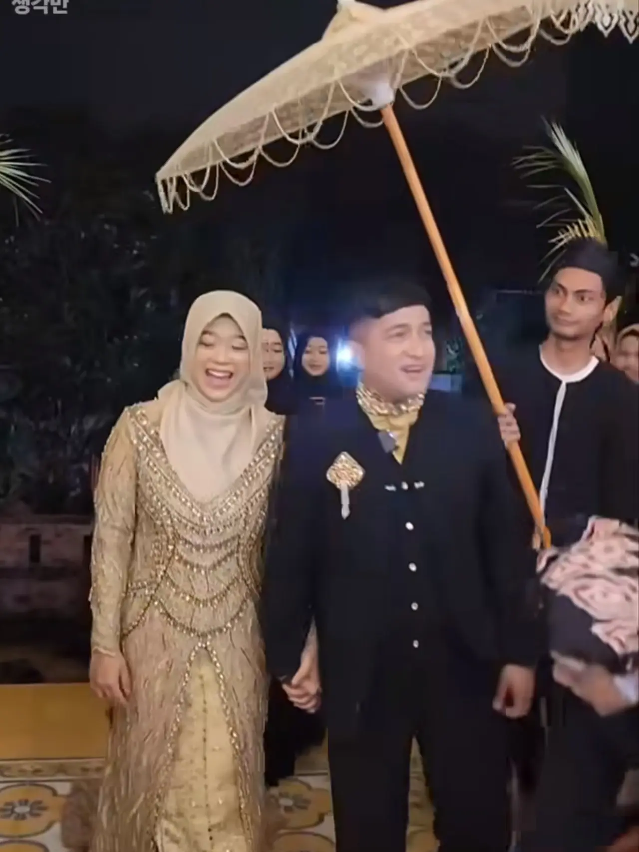 7 Potret Anniversary Pernikahan Irfan Hakim ke-17, Sosok Istri Jarang Tersorot - Hot Liputan6.com