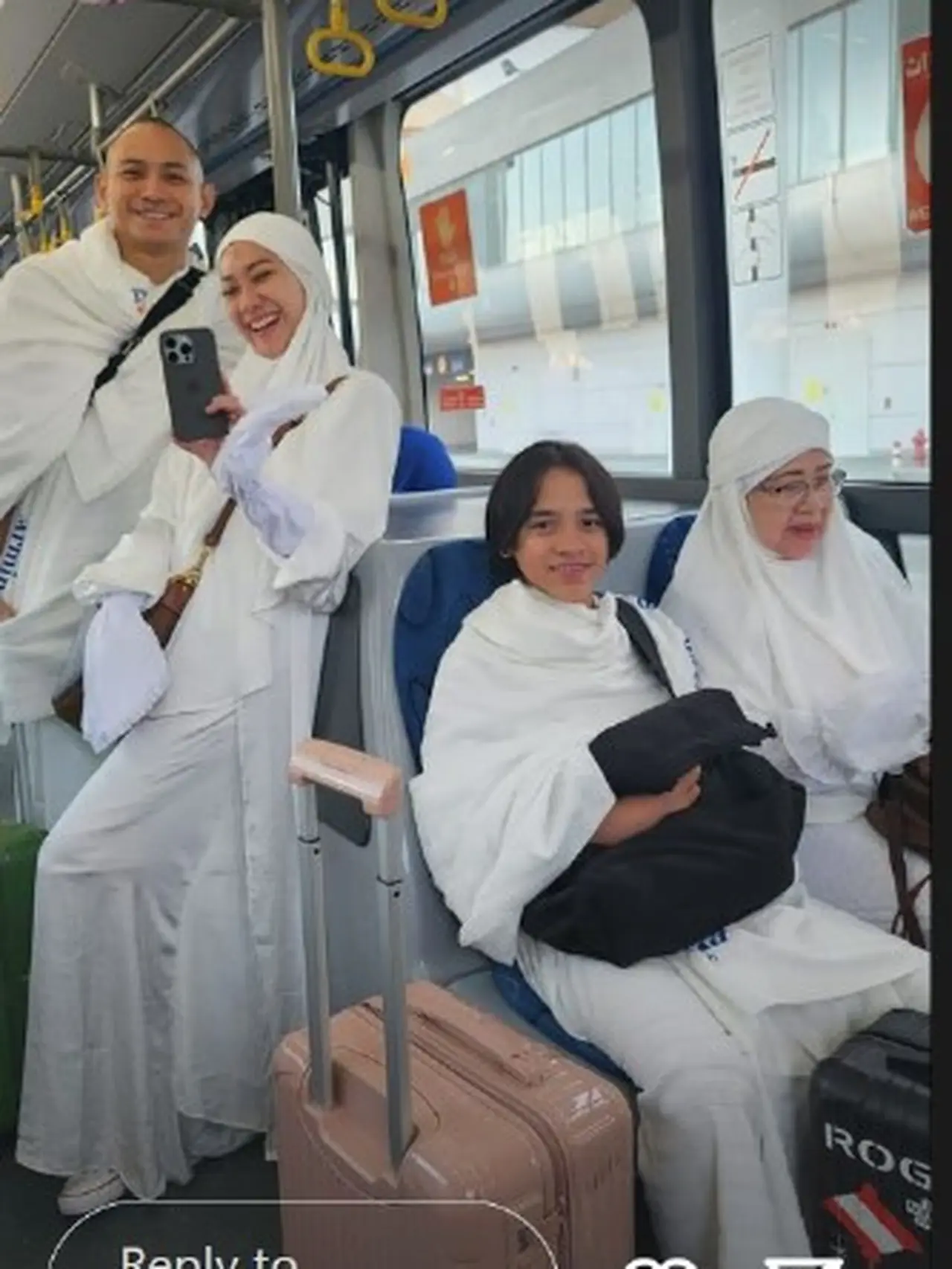 6 Potret BCL, Noah Sinclair dan Tiko Aryawardhana Jalani Umroh Usai Menikah - Hot Liputan6.com