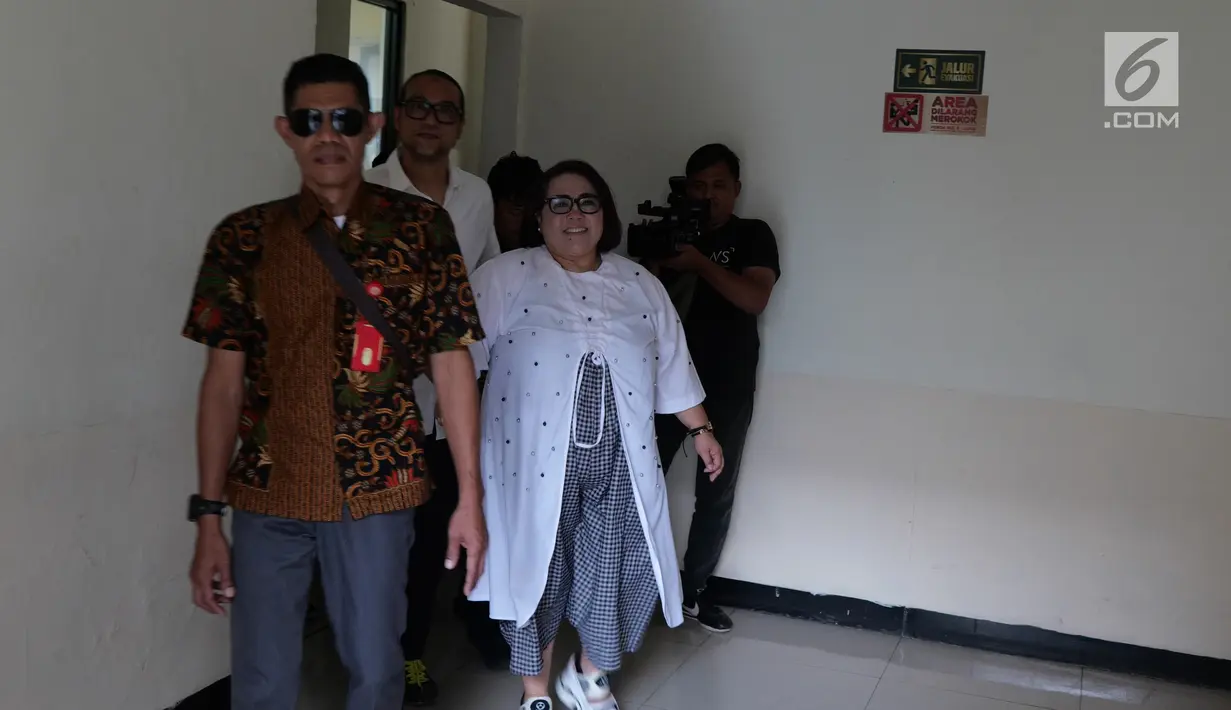 FOTO: Senyum Nunung dan Suami Jelang Sidang Perdana Kasus Narkoba ...