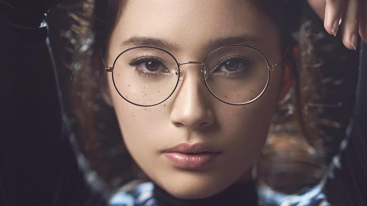 Culun Tapi Gemesin, Cek Tips Gaya Nerdy Ala Aktris Hits Ini