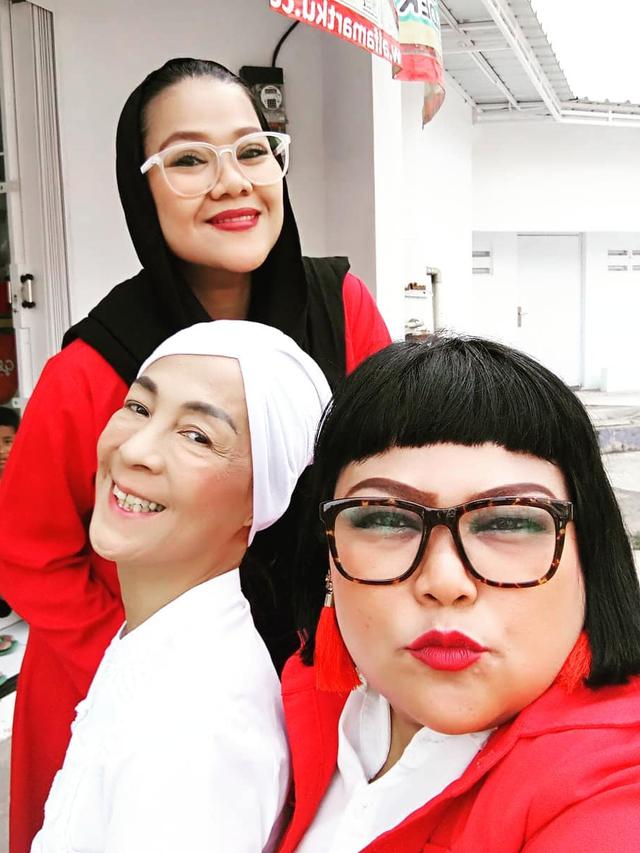 Masih Eksis di Layar Kaca, Ini 6 Potret Terbaru Eno TB ‘Eneng dan Kaos ...