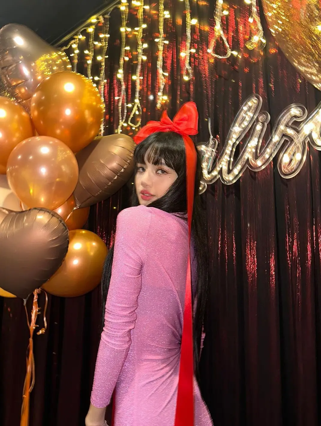 8 Potret Lisa BLACKPINK bak Boneka Hidup Dibalut Ribbon Dress saat ...