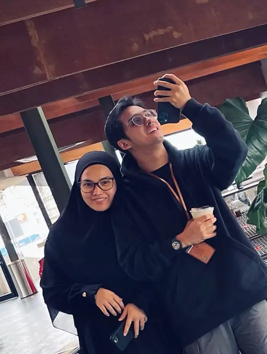 Jelang 10 Tahun Pernikahan, Ini Potret Harmonis Ricky Harun dan Herfiza ...
