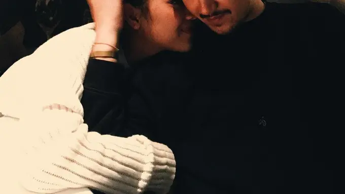 Romantis, Keenan Pearce Lamar Pacar di Berlin - Entertainment Fimela.com