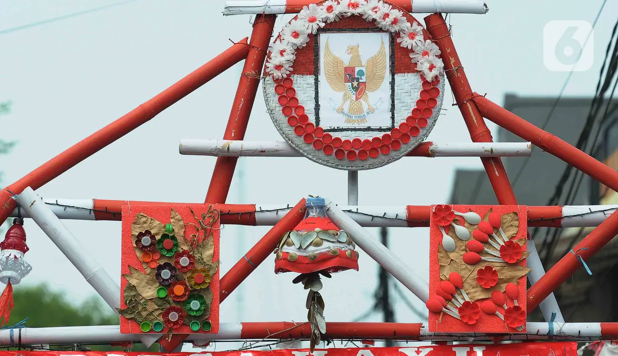 Gapura 17 Agustus dari Barang Bekas Botol Plastik Sambut HUT ke-78 RI ...