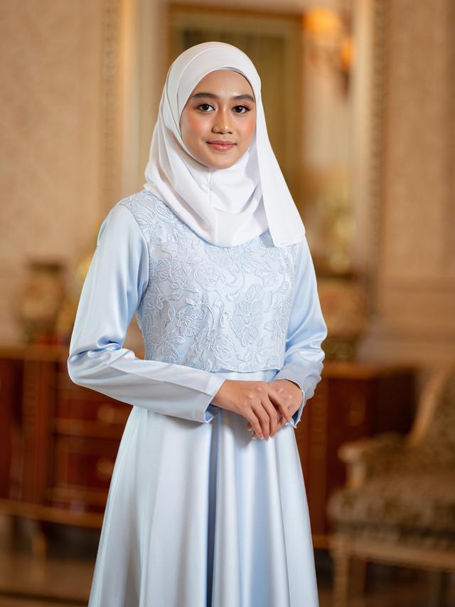 9 Model Gamis Brokat Modern Kombinasi Kain Satin Silk yang Elegan ...